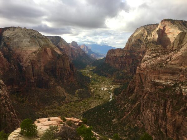 Angel's Landing - Hiking Guide: Everything You Need [Gear, Map & Pics]